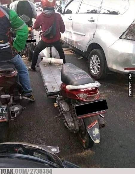 10 Potret Gaya Orang Indonesia Saat Naik Motor Absurd Maksimal