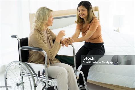 고위 백인 어머니 앉아 휠체어 아픈 병원에서 혼합 인종 딸 방문 20 24세에 대한 스톡 사진 및 기타 이미지 20 24세