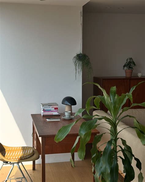 조석경 204home 광고 잠시 쉬어가는 늦은 오후 빛과 그림자가 어우러진 따스한 벽에 기대어 한시름 놓아 봅니다 그렇게 잠시 앉아 있다 보면 해가 저물고 창 너머