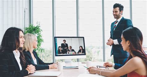 화상 통화 그룹 비즈니스 사람들은 가상 작업 공간 또는 원격 사무실에서 만납니다 스마트 비디오 기술을 사용하여 전문 기업 비즈니스의 동료와 소통하는 원격 근무 전화 회의