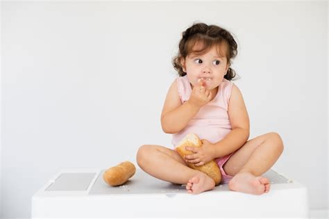 Menina Feliz Tomando Um Sorvete Foto Grátis