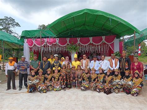 Melas Kampung Tradisi Suku Dayak Basap Sampaikan Rasa Syukur Dan Buang