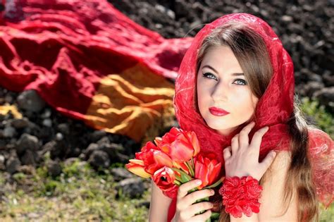 Girl About Red Blue Eyes Tulips Seductive 4k Hd Wallpaper