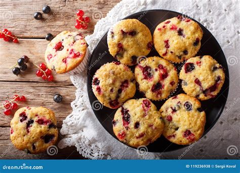 Свеже испеченные булочки с концом U ягод черной и красной смородины