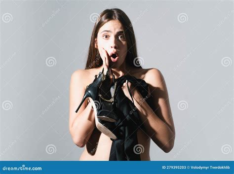 Déshabillé Jeune Charmante Dame En Sous vêtements Expression Surprise