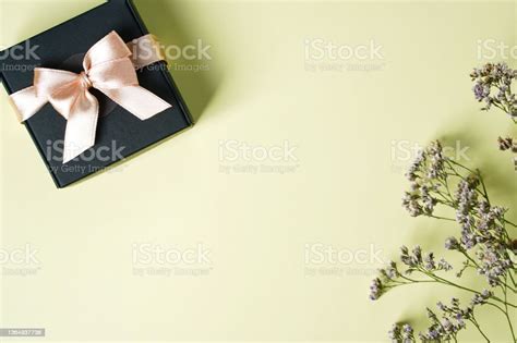상단 보기 배경에 활이있는 블랙 홀리데이 선물 상자 생일 놀라움 크리스마스 선물 과 골드 리본 클로즈업 복사 공간이 있는 장식