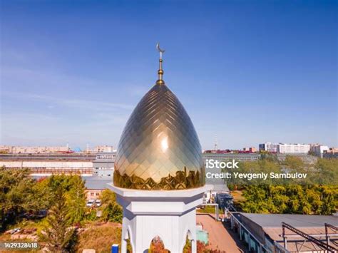 모스크에 초승달이있는 무슬림 황금 돔 하늘을 향한 미나렛 아랍의 날 이슬람교의 종교의 상징 알라를 믿는 믿음 모스크 꼭대기의 초승달 0명에 대한 스톡 사진 및 기타 이미지