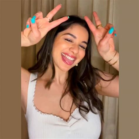 Sachin Tendulkars Daughter Sara Tendulkar Flaunts Her Beauty In These