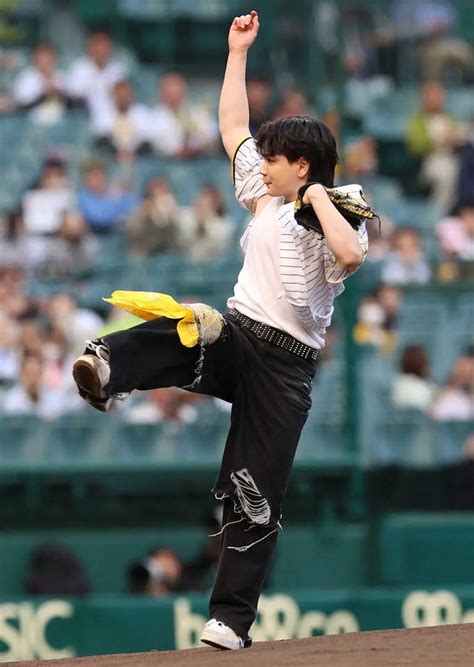 ＜神・巨＞ファーストピッチセレモニーを行うjo1の豆原一成（撮影・北條 貴史） ― スポニチ Sponichi Annex 野球