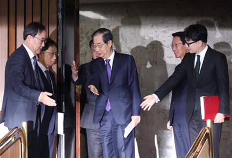 연재 한국일보 `1면 사진` 오늘의 1면 사진 한덕수·한동훈 `의료계 먼저` Zum 뉴스