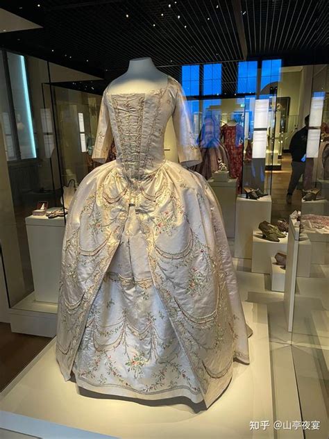 洛可可时期的宫廷礼服 知乎
