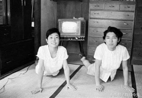 鏡頭下：60年代的日本，腿上紋身的日本女人，街頭的忍者表演 每日頭條