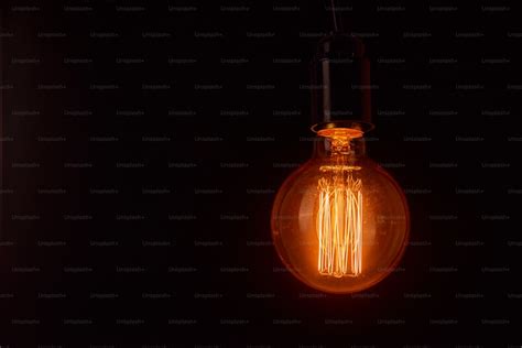 コピー スペースと黒い背景にビンテージ電球。光るエジソン電球の写真 電球 Unsplashの写真