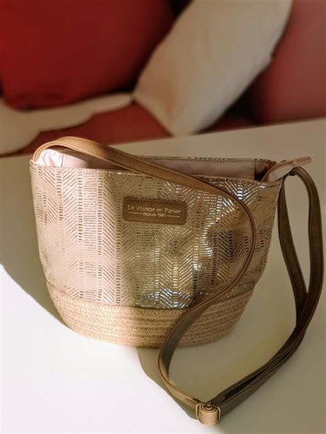 Sac de la marque Le Voyage en Panier collection Carlton doré porté