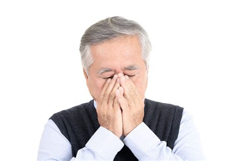 불행 한 성인 노인 우울증 문제 당신의 홍보 또는 흰색 배경에 고립 된 텍스트에 대 한 복사 공간 걱정하는에 대한 스톡 사진 및