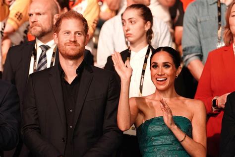 Meghan Markle e príncipe Harry se divertem na final de competição esportiva na Alemanha