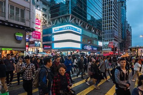 사람들이 건너 나 단 로드 중 몽 콕에서 가장 인구 밀도가 세계 홍콩 구 룡에서 지역 간판에 대한 스톡 사진 및 기타 이미지 간판 거리 걷기 Istock