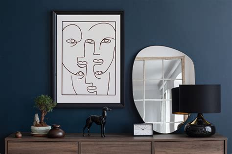 모형 포스터 프레임 나무 컴모드 거울 및 우아한 개인 액세서리가있는 현대적인 거실 인테리어 디자인의 창조적 인 구성 파란색 벽 홈 스테이징 템플렛 공간을 복사합니다 N 0