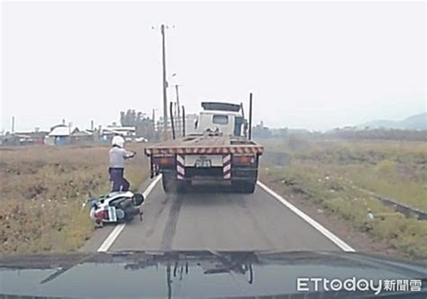 拖板車酒駕竟倒車撞警險死 挨轟4槍躲水溝網嗆：垃圾啦去x啊！ Ettoday社會新聞 Ettoday新聞雲