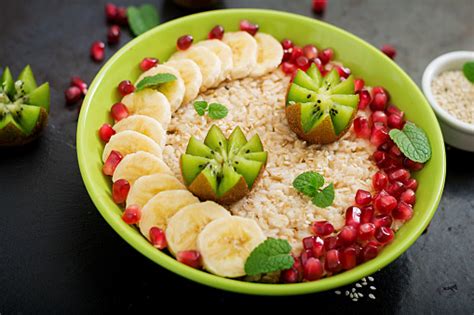 과일 베리 아마 씨와 맛있고 건강 한 오트밀 죽 건강 한 아침 식사입니다 피트 니스 음식입니다 적절 한 영양입니다 고기에 대한