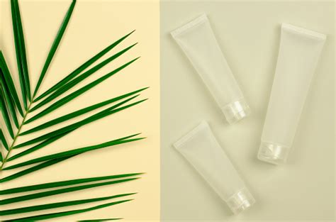 베이지 색 배경에 크림과 녹색 잎을위한 흰색 화장품 튜브 0명에 대한 스톡 사진 및 기타 이미지 0명 개념 건강한 생활