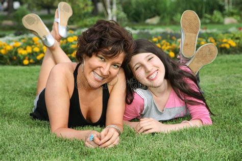 Madre E Hija Latinas En Un Parque Imagen De Archivo Imagen De Mama