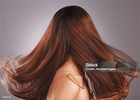 아름다움 머리카락 및 건강은 샴푸 살롱 및 화장품 변형 모형을 위해 여성과 바람을 동반합니다 케라틴 발라야쥬 글로우와 소녀 모델 및 제품 성장 및 광택 처리를 위한 셀프