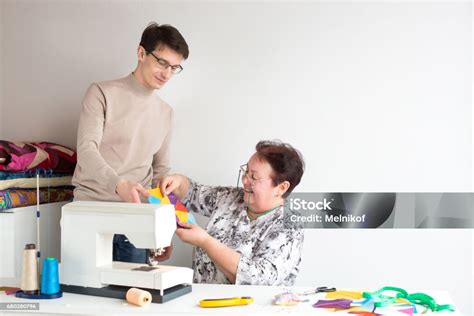 패치워크와 퀼트재봉틀 실가 위 측정 테이프 핀 옆 옆 테이블에 누워 다 색된 조각 천으로 스튜디오에서 직장에서 두 웃는 재단사 공예 제품에 대한 스톡 사진 및 기타 이미지