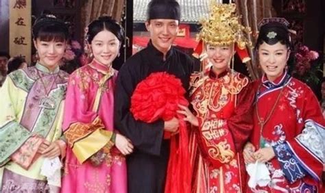 欧阳修做了件状元袍，同伴趁他不注意穿在自己身上，结果中了状元 王拱辰力