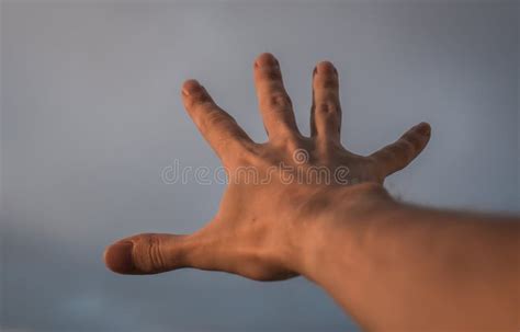 Mano Que Alcanza Al Cielo Foto De Archivo Imagen De Santo 44383854