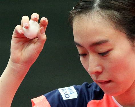 ＜全日本卓球選手権 女子シングルス準々決勝＞女性らしいネイルを施した手でボールを扱う石川佳純（撮影・北條 貴史） スポニチ