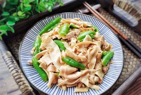 教你做尖椒干豆腐，入口鲜香又嫩滑小苏打锅盖蒜末