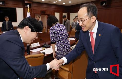포토 추경호 부총리 김소영 금융위부위원장과 악수 아시아경제