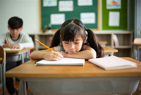 수업 중에 학교에서 교실에서 공부하는 좌절한 불행한 여학생을 가까이서 지루하고 낙담한 학생 학교 어린이 교육 습관 교육 문제