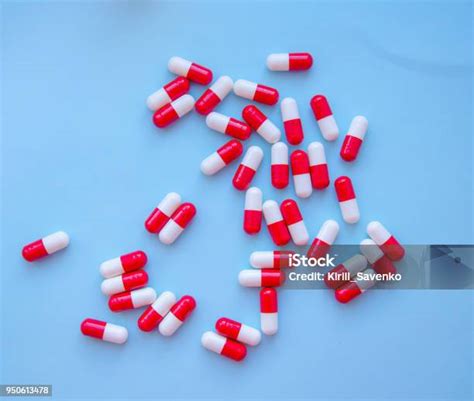 一堆紅色膠囊的藥丸在藍色背景的頂部視圖醫藥衛生藥學的藥理學概念 照片檔及更多 一組物體 照片 一組物體 上癮 俄羅斯 Istock