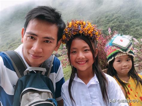 越南山村卖花女孩颜值高，游客纷纷留影纪念，没想到在网络爆红 搜狐大视野 搜狐新闻