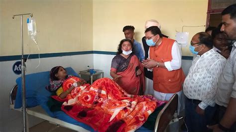 मुख्यसेवक धामी ने नागरिक चिकित्सालय खटीमा में मरीजों का जाना हाल चाल