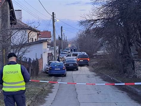 След като заклала двете си деца майката направила опит за самоубийство Снимки