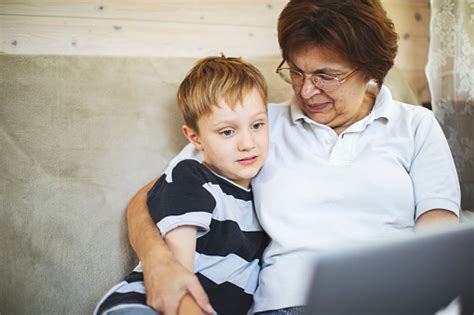 할머니 와 손자 보고 만화 에 노트북 2명에 대한 스톡 사진 및 기타 이미지 2명 60 69세 가족 Istock