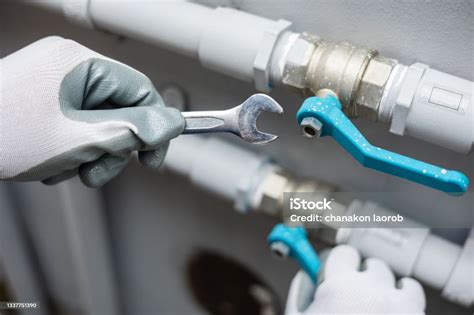 남성 배관공 작업자 설치 파이프 시스템은 수도꼭지렌치를 사용합니다 배관 검사 서비스 및 수리 가정 주방에 대한 스톡 사진 및 기타 이미지 Istock