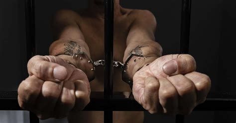 Homem finge orar e furta igreja para gastar dinheiro prostituição