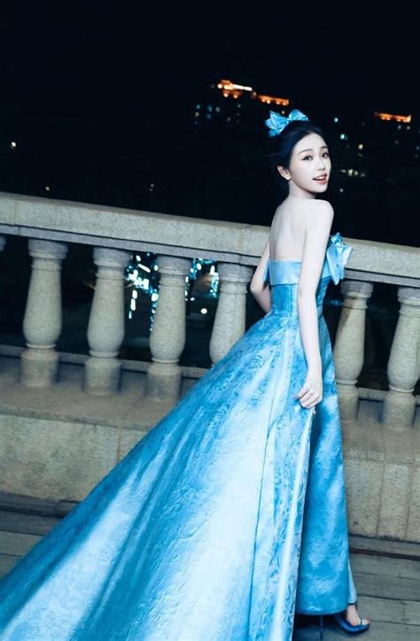 虞书欣水蓝绸缎公主裙夜景大片，露香肩秀美背，娇俏甜美！