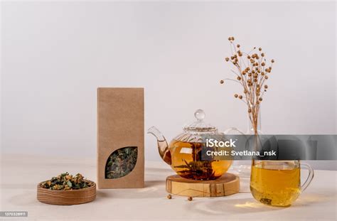 유기농 차 브랜딩 및 포장 모형 차와 함께 빈 차 포장 모형 창과 빈 공간이 있는 크래프트 페이퍼 팩을 사용하여 브랜딩 디자인을 표시합니다 거친에 대한 스톡 사진 및 기타