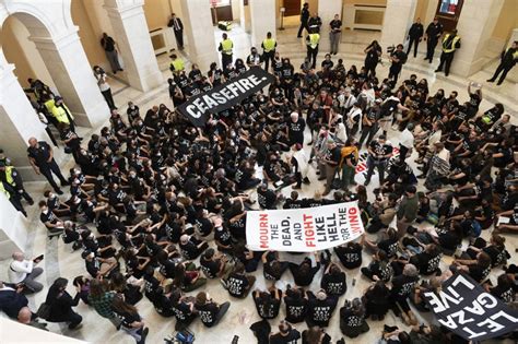 Judíos estadounidenses protestan dentro del Capitolio