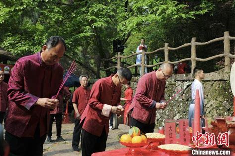 福建武夷山“开山祭茶”俊杰馈赠茶叶