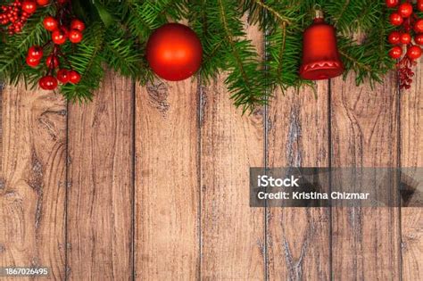 Latar Belakang Kayu Dengan Cabang Cemara Dan Bola Natal Merah Bingkai