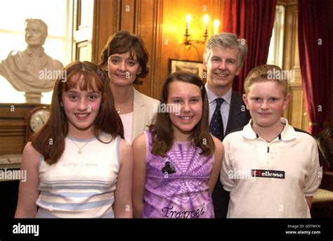 Politicien Cherie Stand Avec Enfants Cherie Blair Banque De
