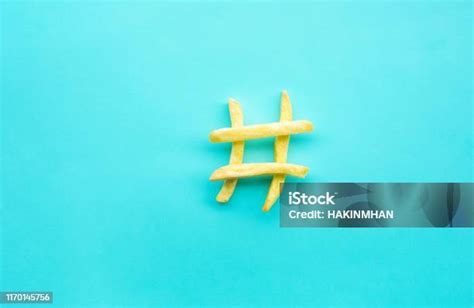 파란색 배경에 프렌치 프라이드와 해시 태그 기호 아이콘입니다 음식 영양 및 사회적 대화 개념 음식에 대한 스톡 사진 및 기타 이미지 Istock