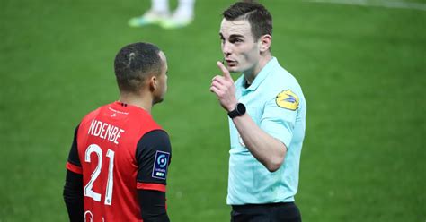EAG Rodez Guillaume Paradis Au Sifflet En Avant Guingamp