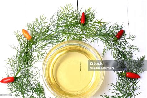 흰색 나무 배경 스타일에 향신료 딜 칠리 후추 올리브 오일의 화 환 플랫 라운드 프레임의 상위 뷰 0명에 대한 스톡 사진 및 기타 이미지 Istock